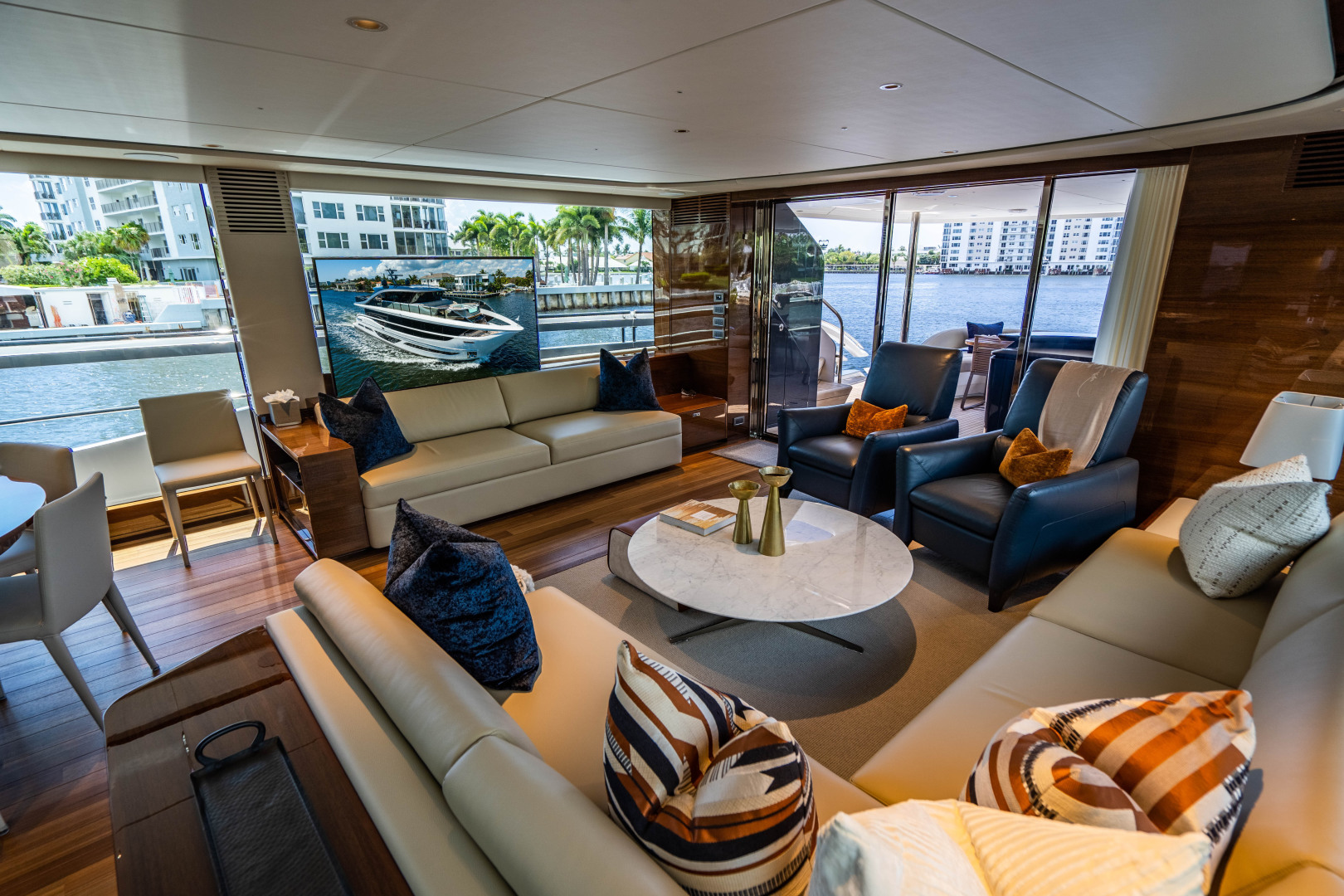 Yacht SPLASH, Princess X95 | CHARTERWORLD Luxury Superyacht Charters